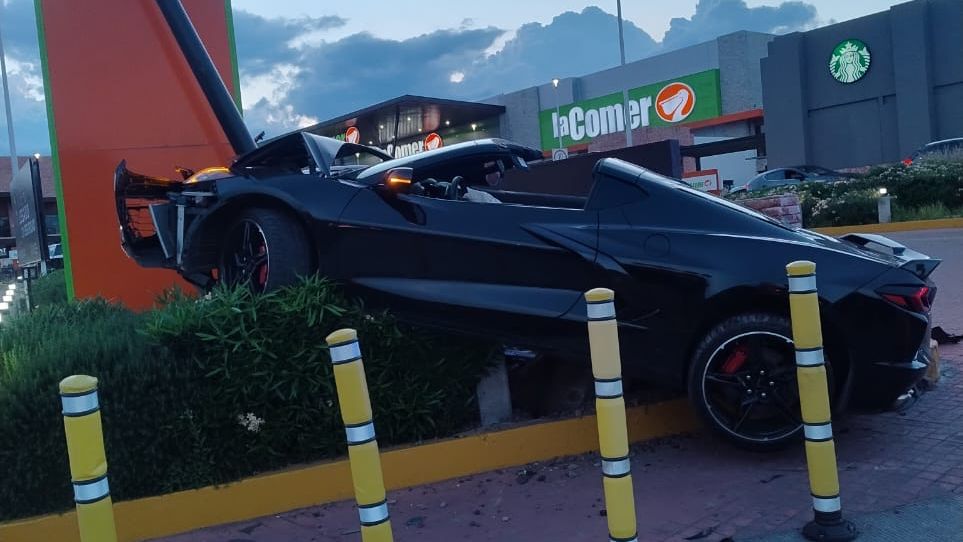 "Conductor pierde el control y destroza su Corvette de lujo en el ...
